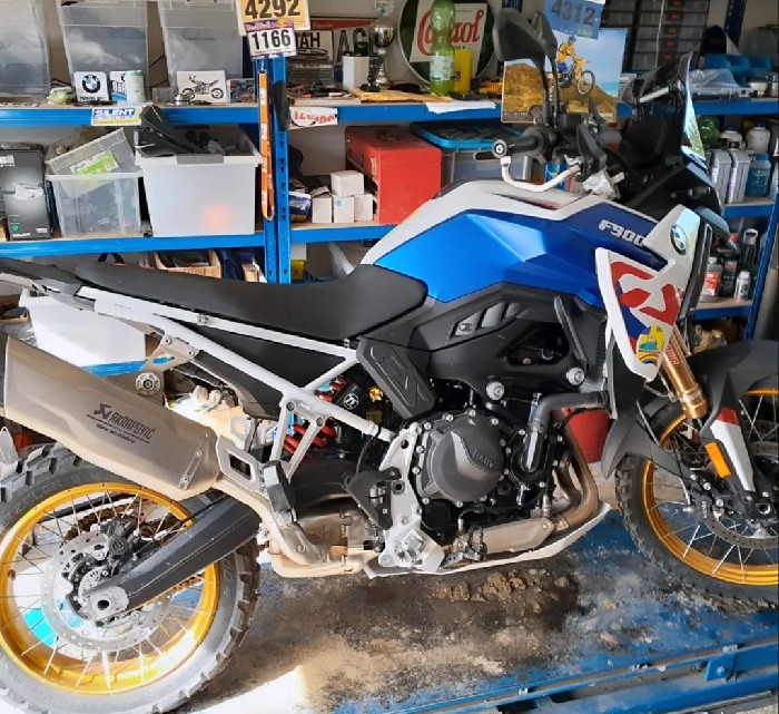 BMW F900GS Ballerrosso :: finest-adventure.de